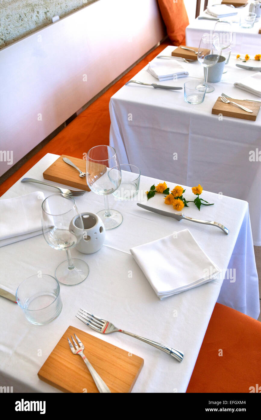 Table set in a restaurant Stock Photo - Alamy