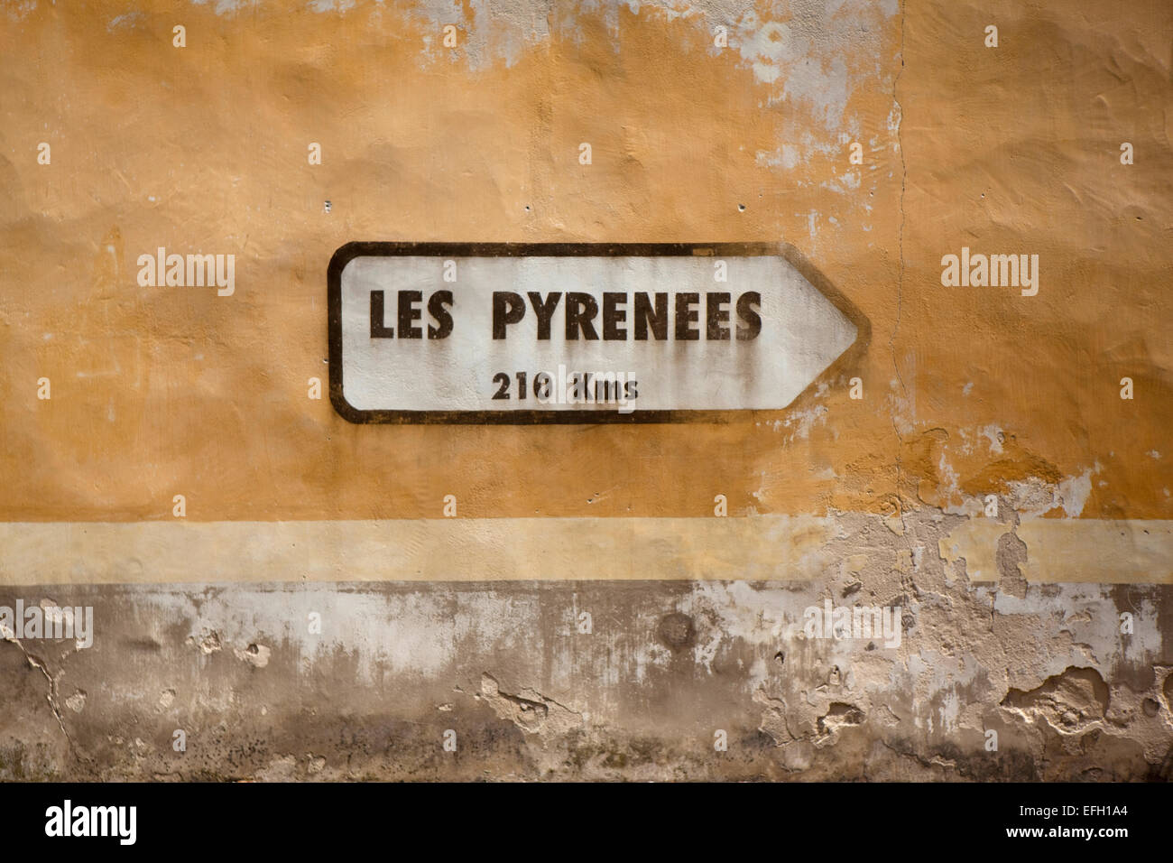 Old road distance sign hi-res stock photography and images - Alamy