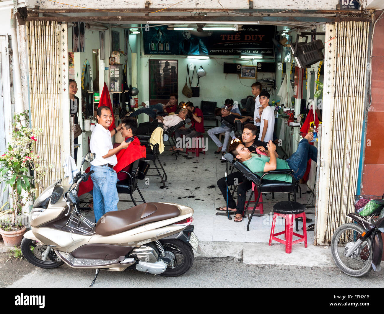 Vietnamese hair salon hi-res stock photography and images - Alamy