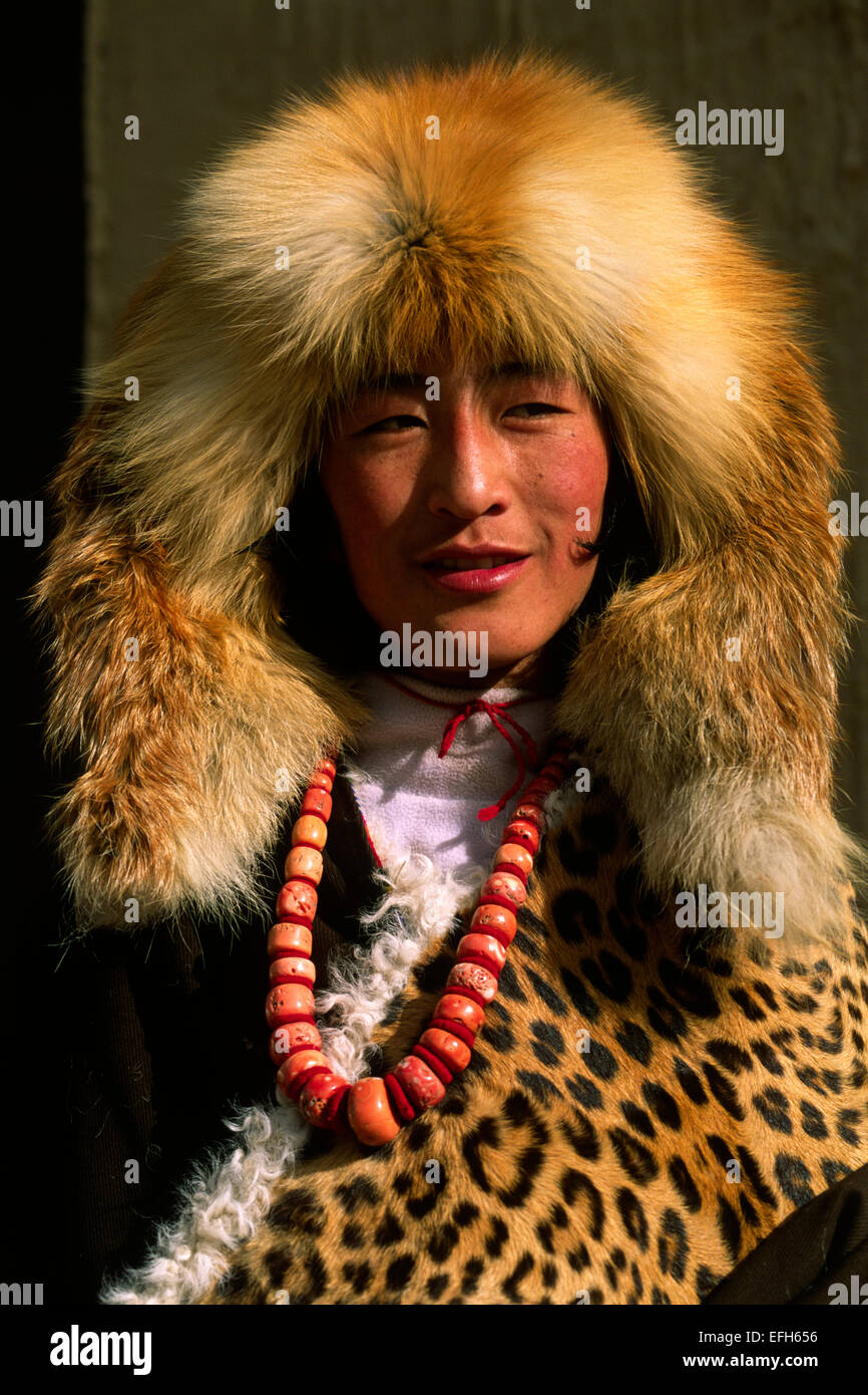 Tibetan men traditional dress hi-res stock photography and images - Alamy