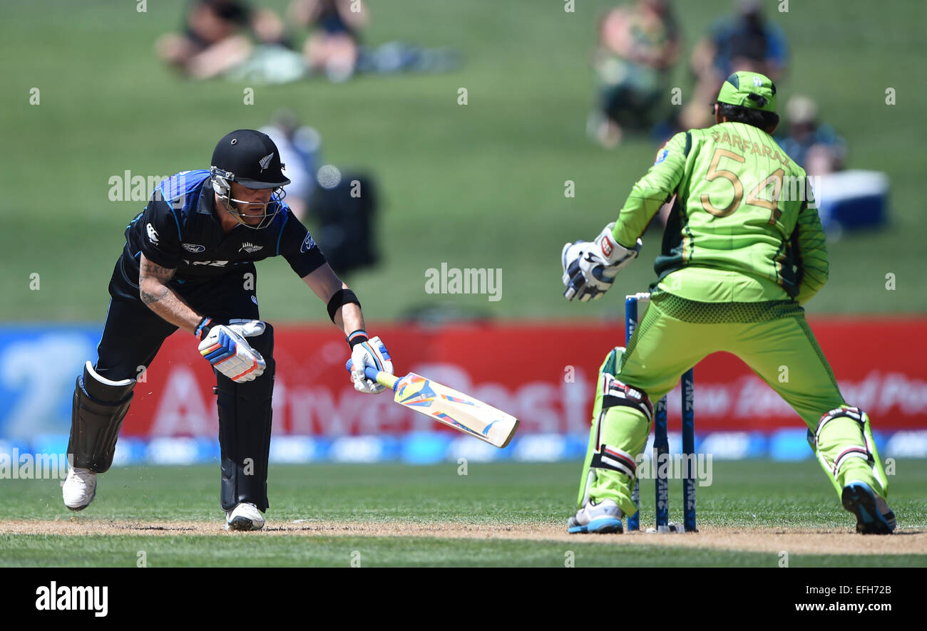 Pakistan wicketkeeper hi-res stock photography and images - Alamy