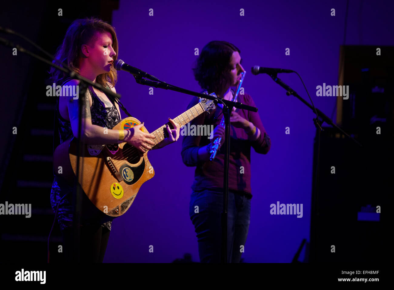 Musicians performing on stage hi-res stock photography and images - Alamy