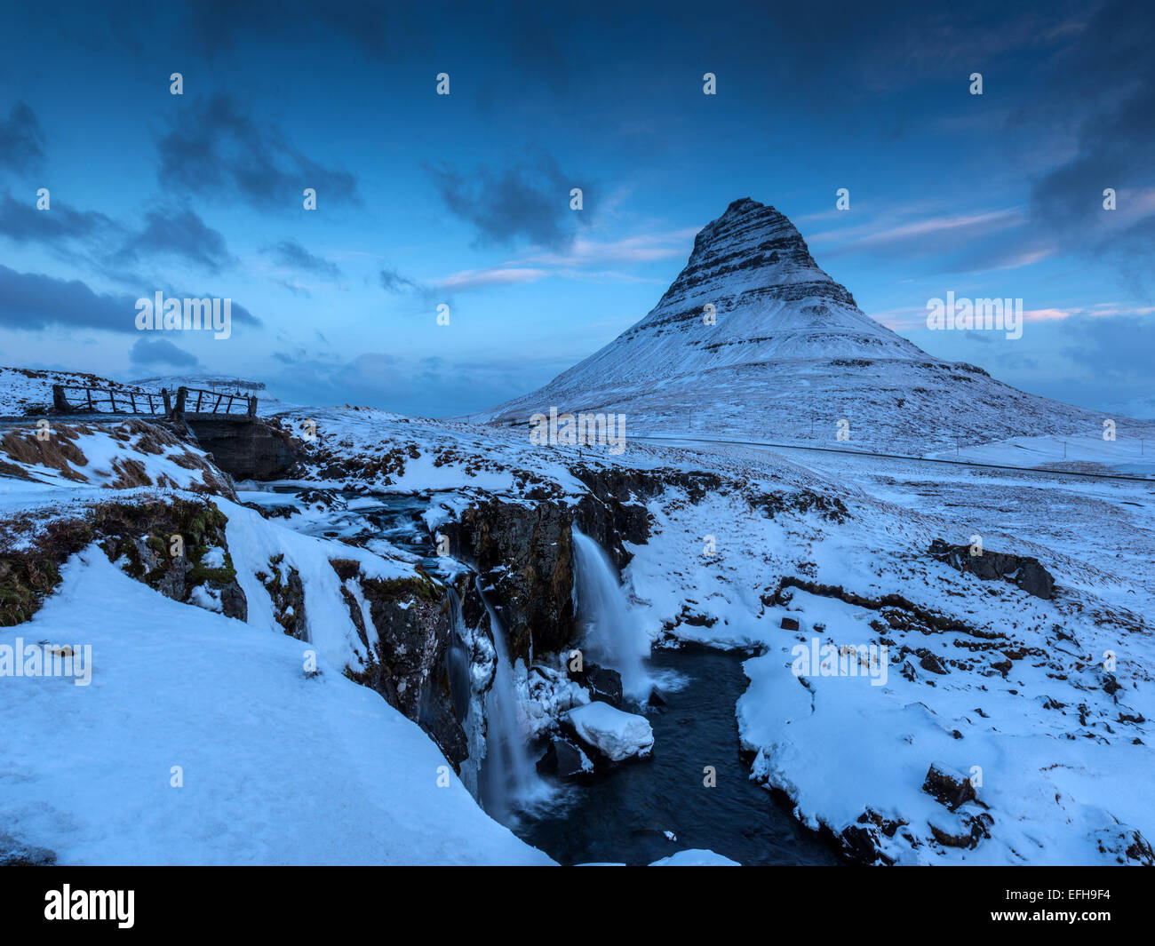Kirkjufellsa Waterfall and Kirkjufell mountain, near Grundarfjordur ...