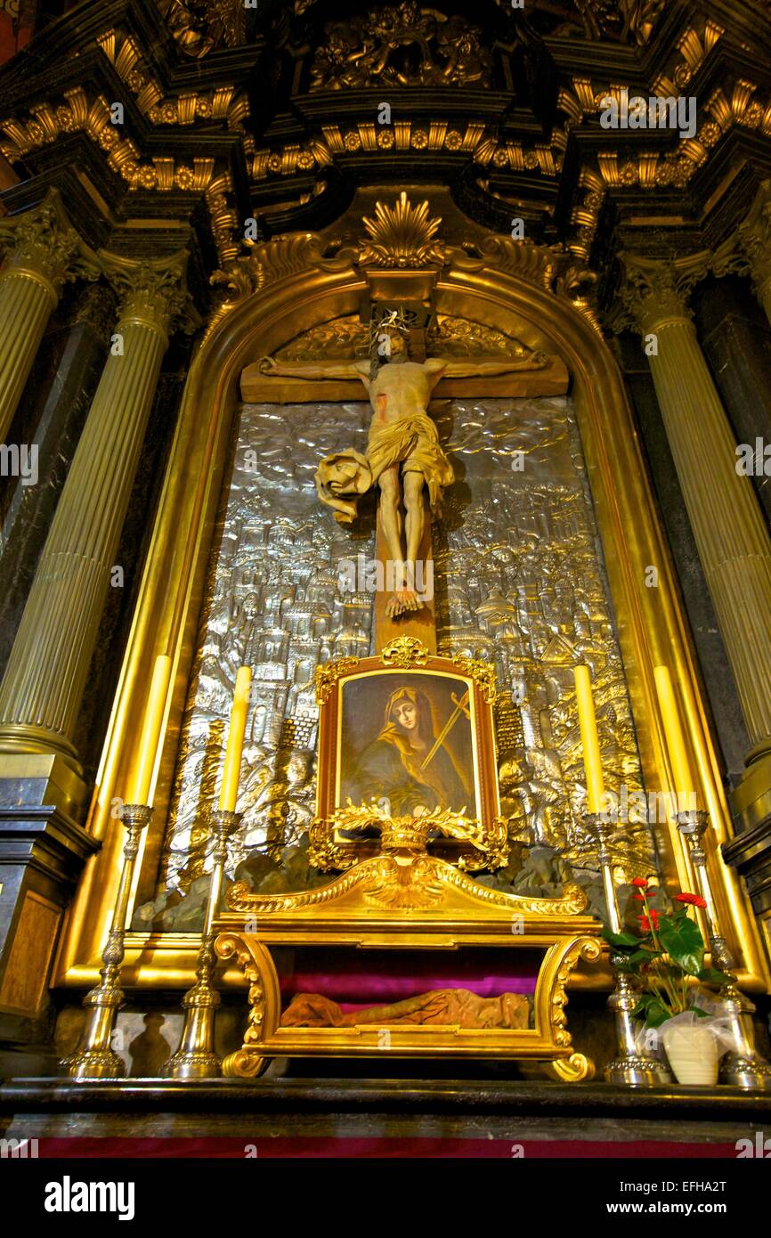 St mary church krakow altar hi-res stock photography and images - Alamy
