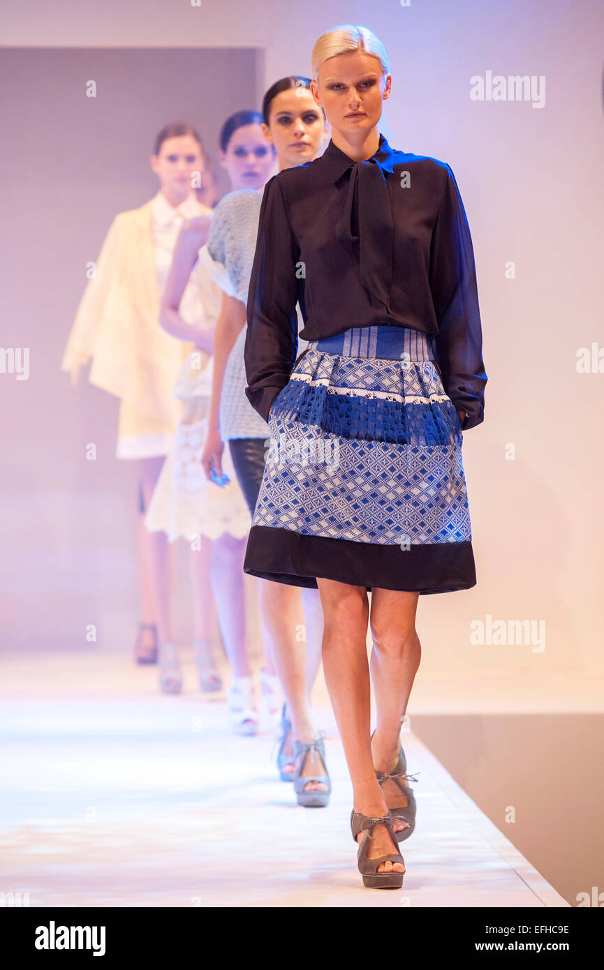 Fashion show catwalk hi-res stock photography and images - Alamy