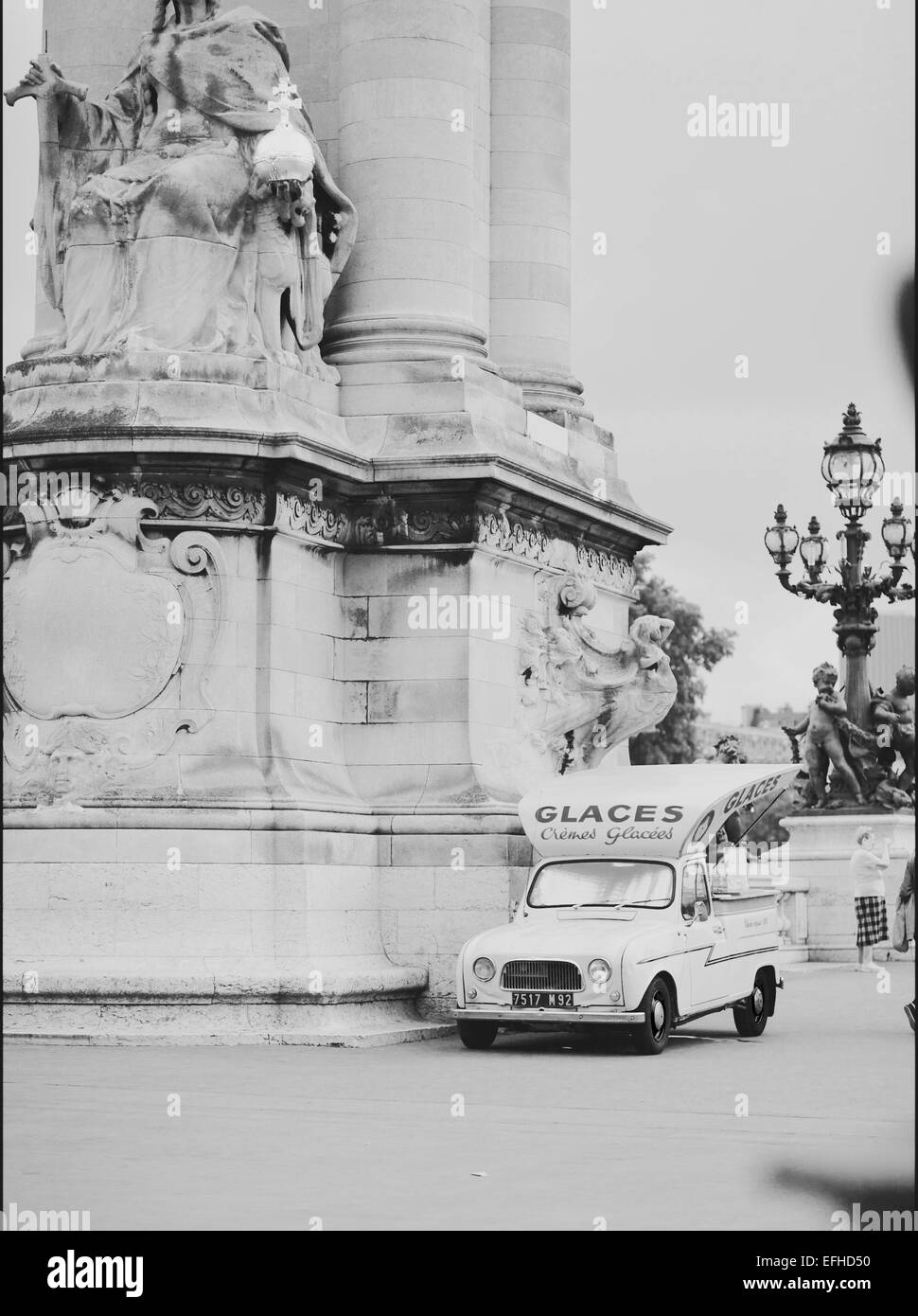 Paris street scene Black and White Stock Photos & Images - Alamy