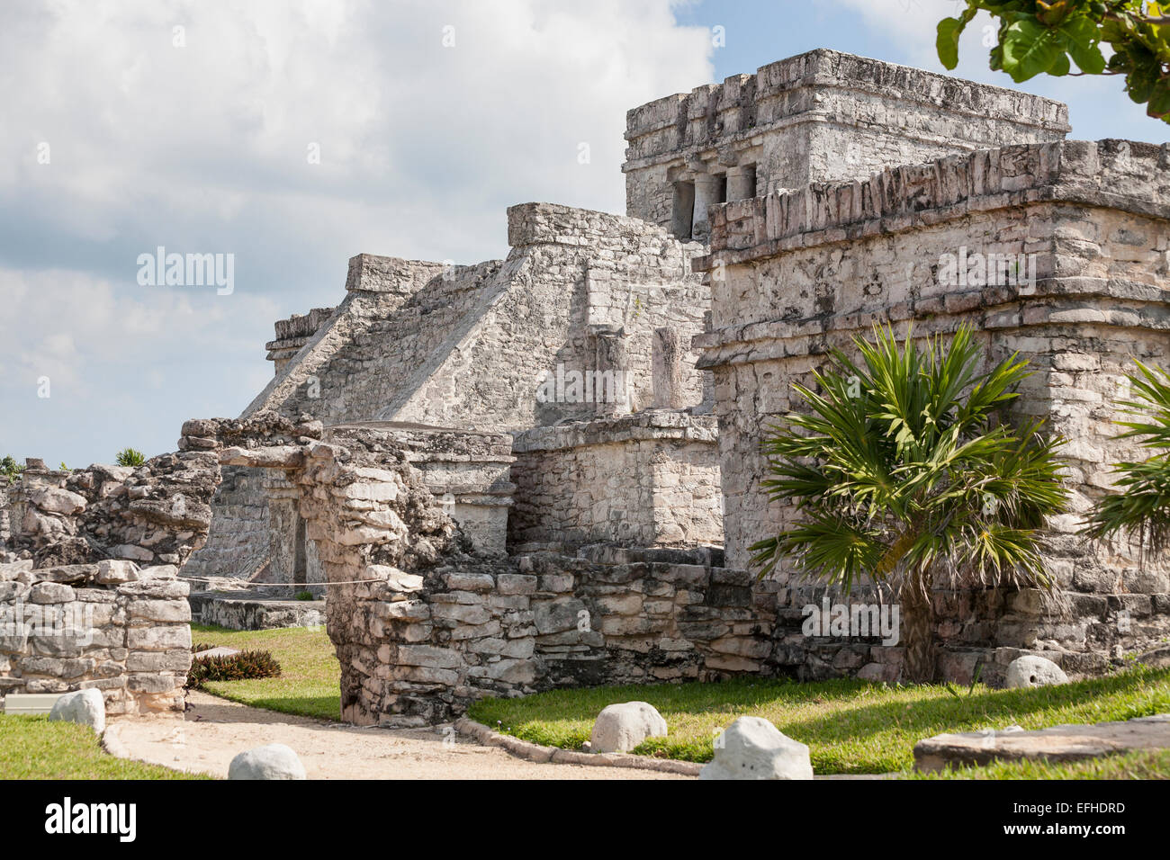 Mayan ruin of el castillo, tulum hi-res stock photography and images ...