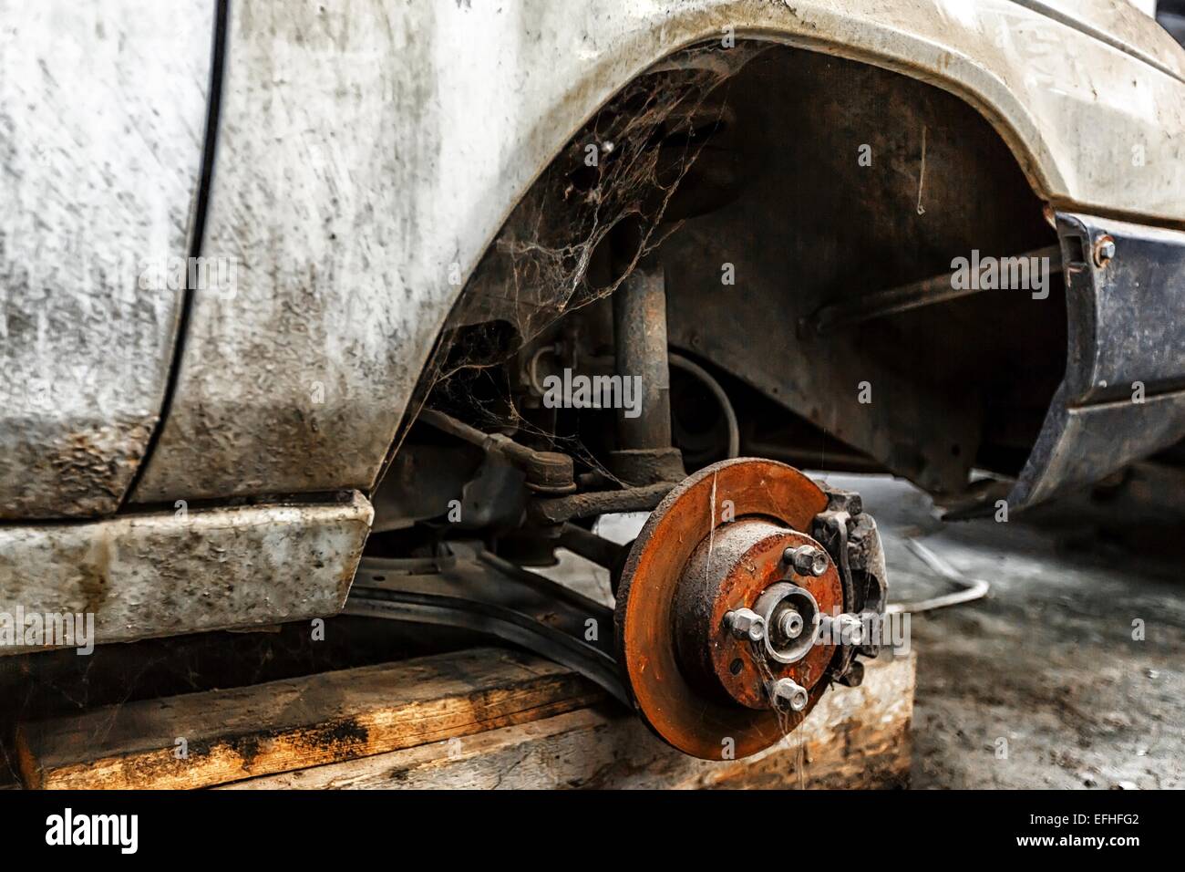 Car without tire Stock Photo - Alamy