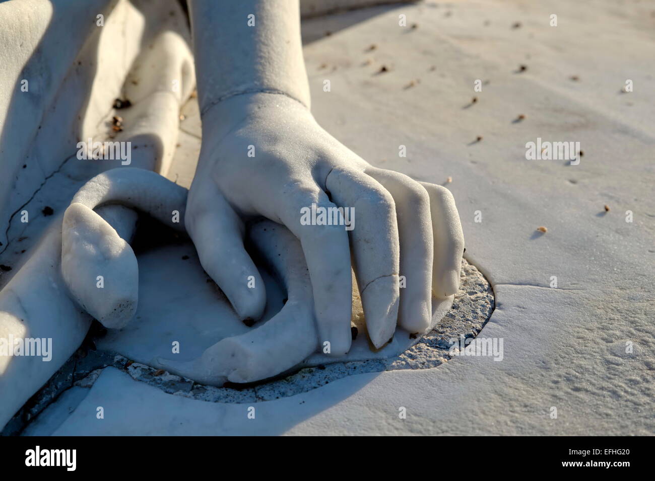 Peace symbol sculpture us hi-res stock photography and images - Alamy
