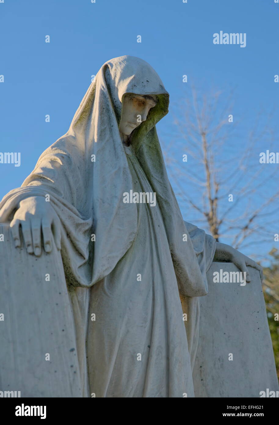 Grieving female cemetery statue hi-res stock photography and images - Alamy