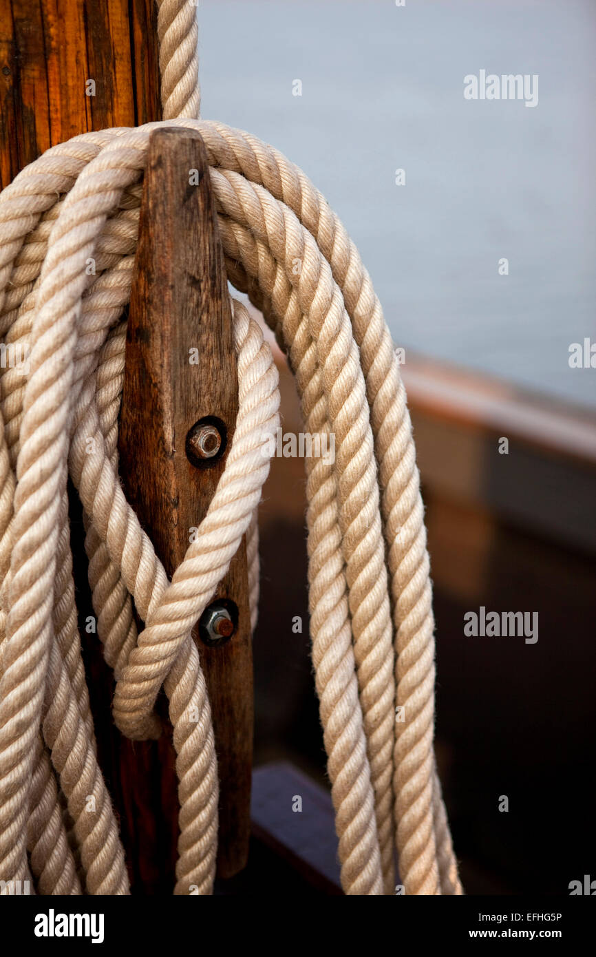 Ropes on a sailing boat Stock Photo - Alamy