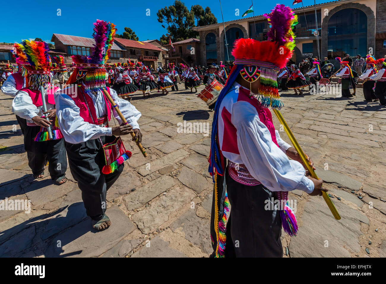 Peruvian men in traditional clothing hi-res stock photography and ...