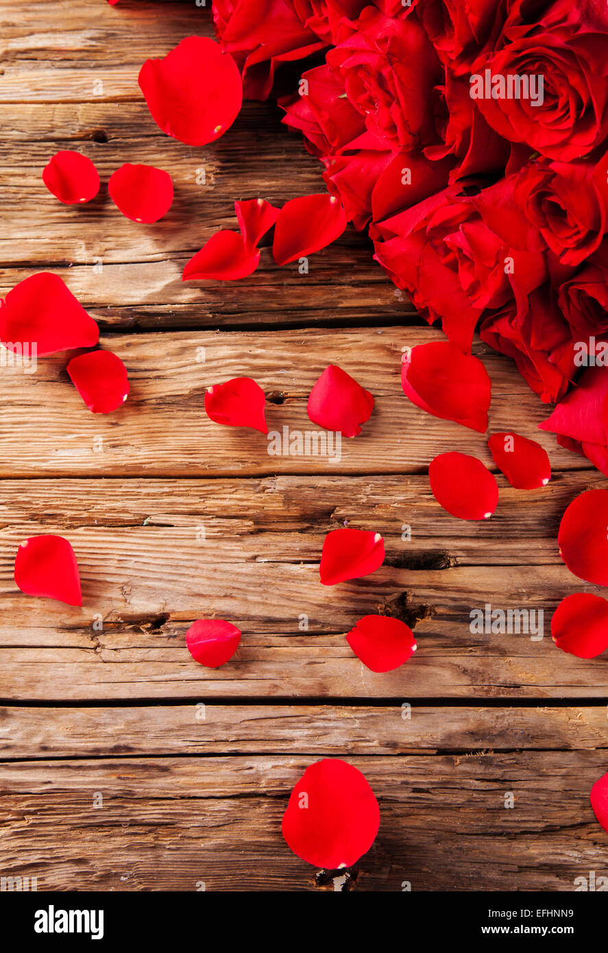 Bouquet of roses on wooden desk Stock Photo - Alamy