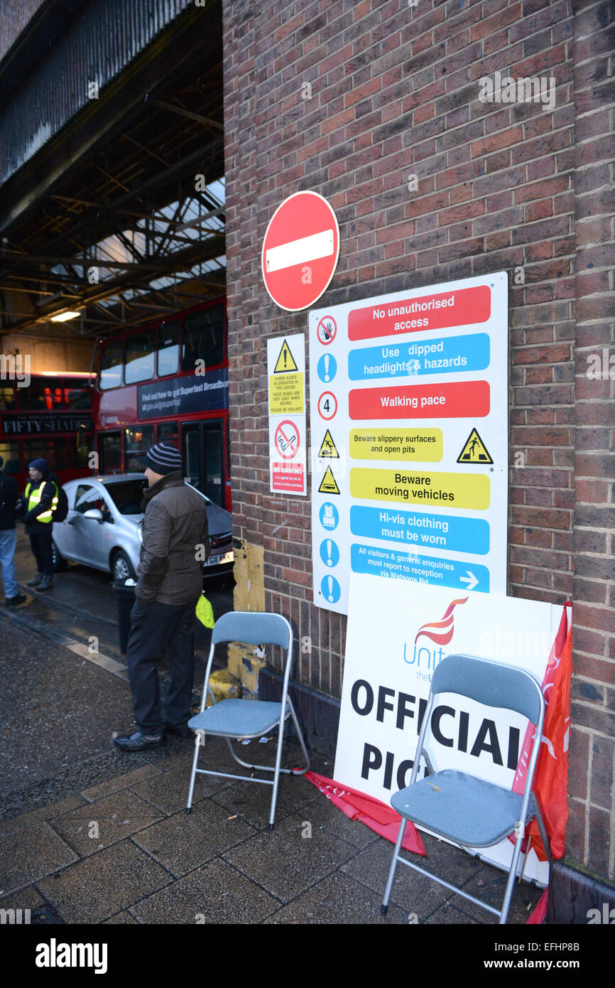 Unite picket line bus station hi-res stock photography and images - Alamy