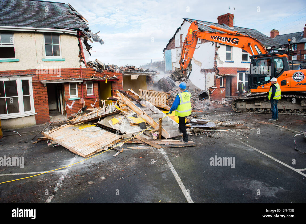 Demolishing houses hi-res stock photography and images - Alamy