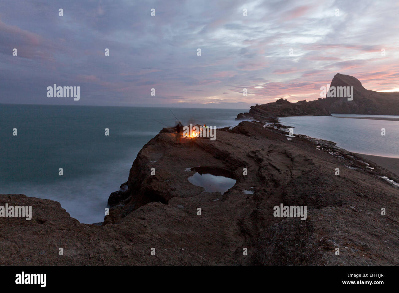 Campfire group night hi-res stock photography and images - Alamy