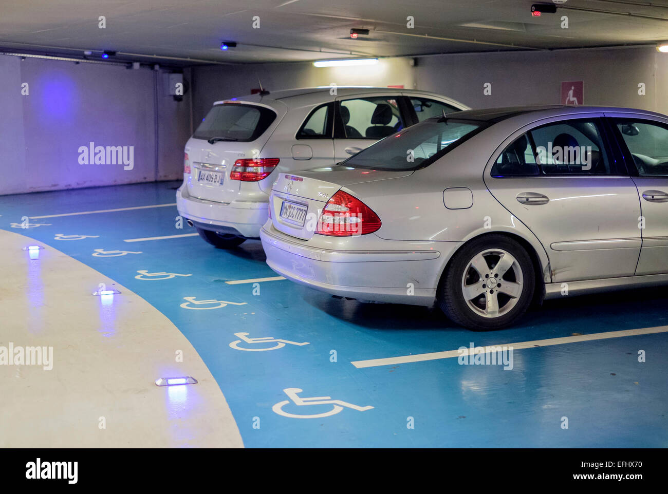 Reserved parking signs hi-res stock photography and images - Alamy