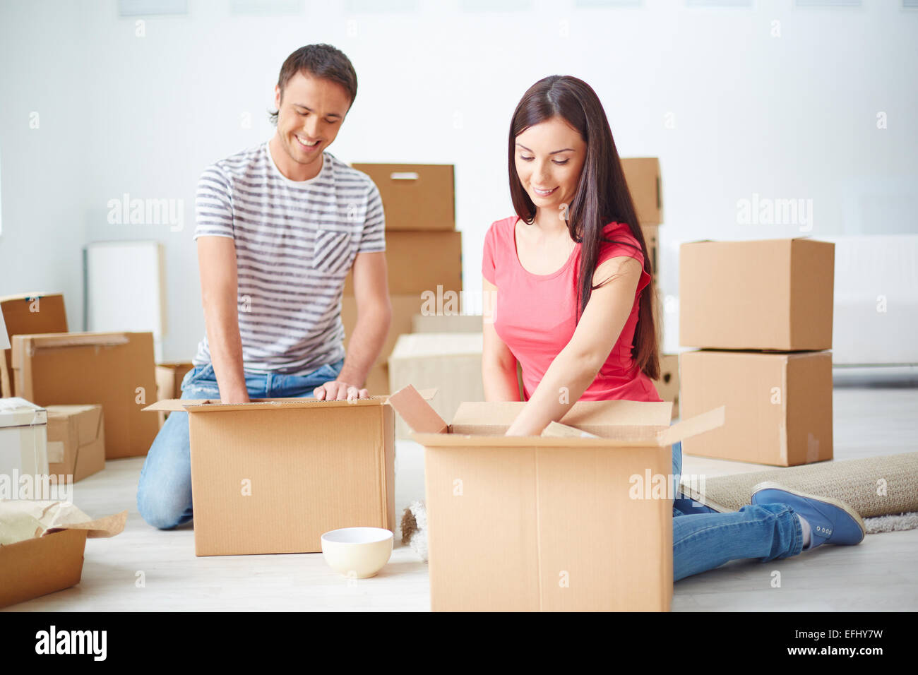 Unpacking boxes hi-res stock photography and images - Alamy