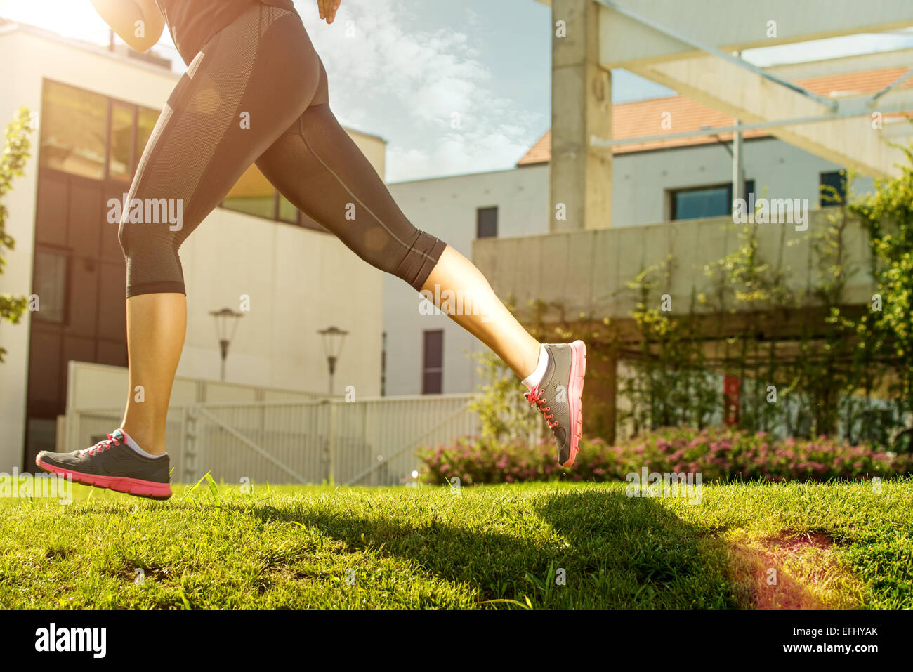 Photo fit young woman running hi-res stock photography and images - Alamy