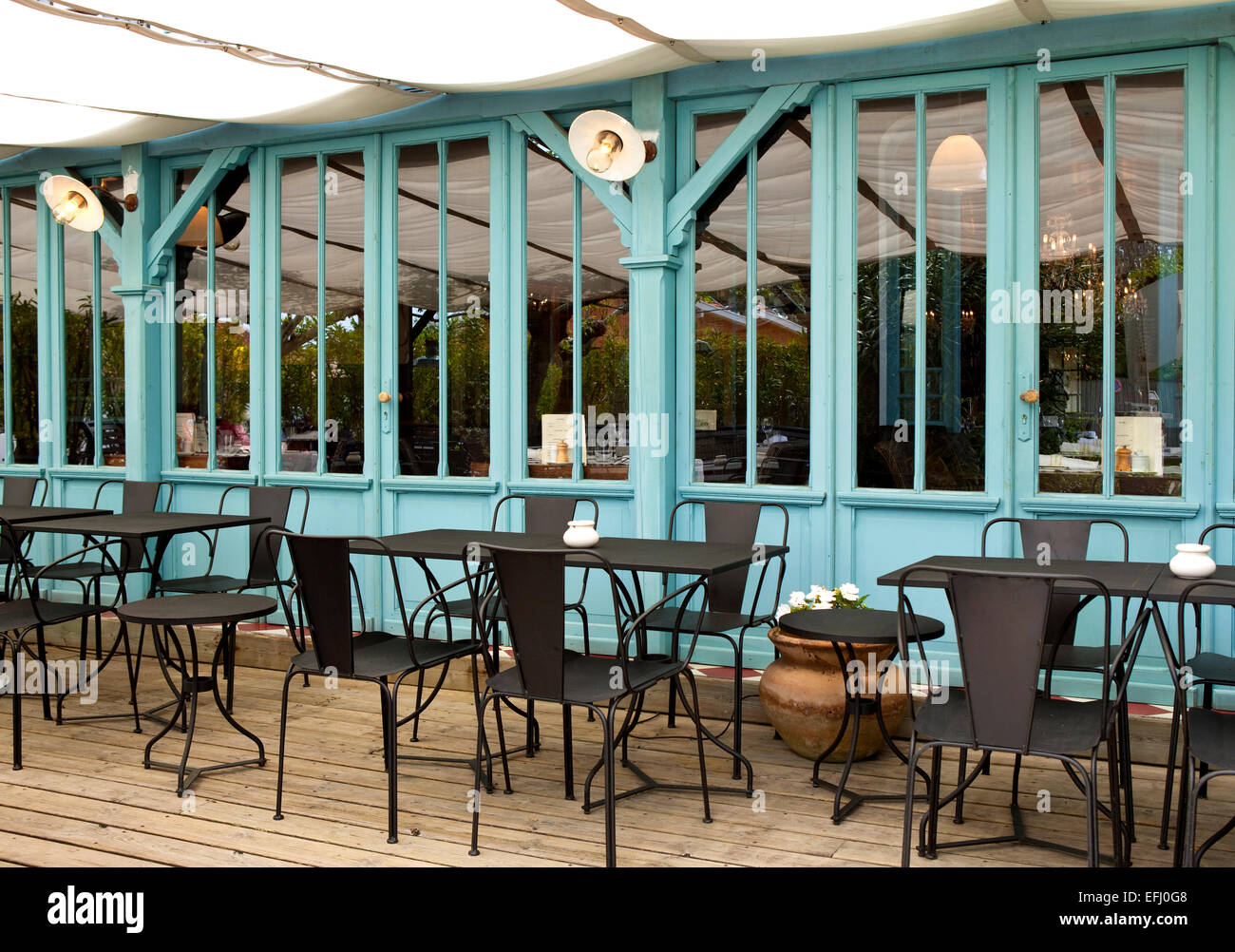 Terrace of a French bistro Stock Photo - Alamy