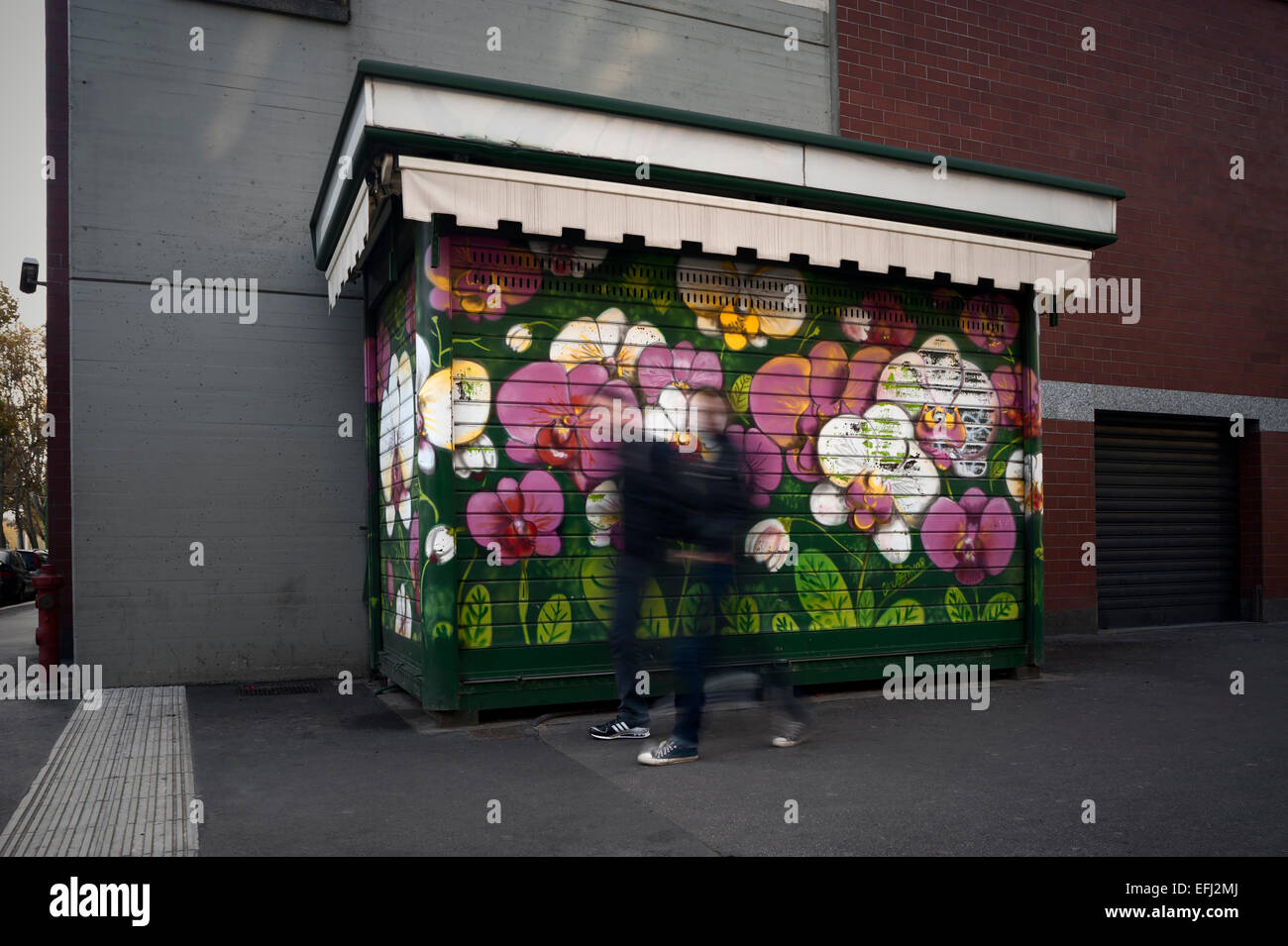 Closed shutter shop hi-res stock photography and images - Alamy