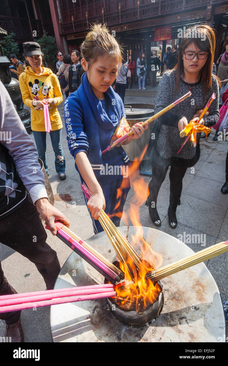 China, Shanghai, Yuyuan Garden, City God Temple of Shanghai, Worshipers ...