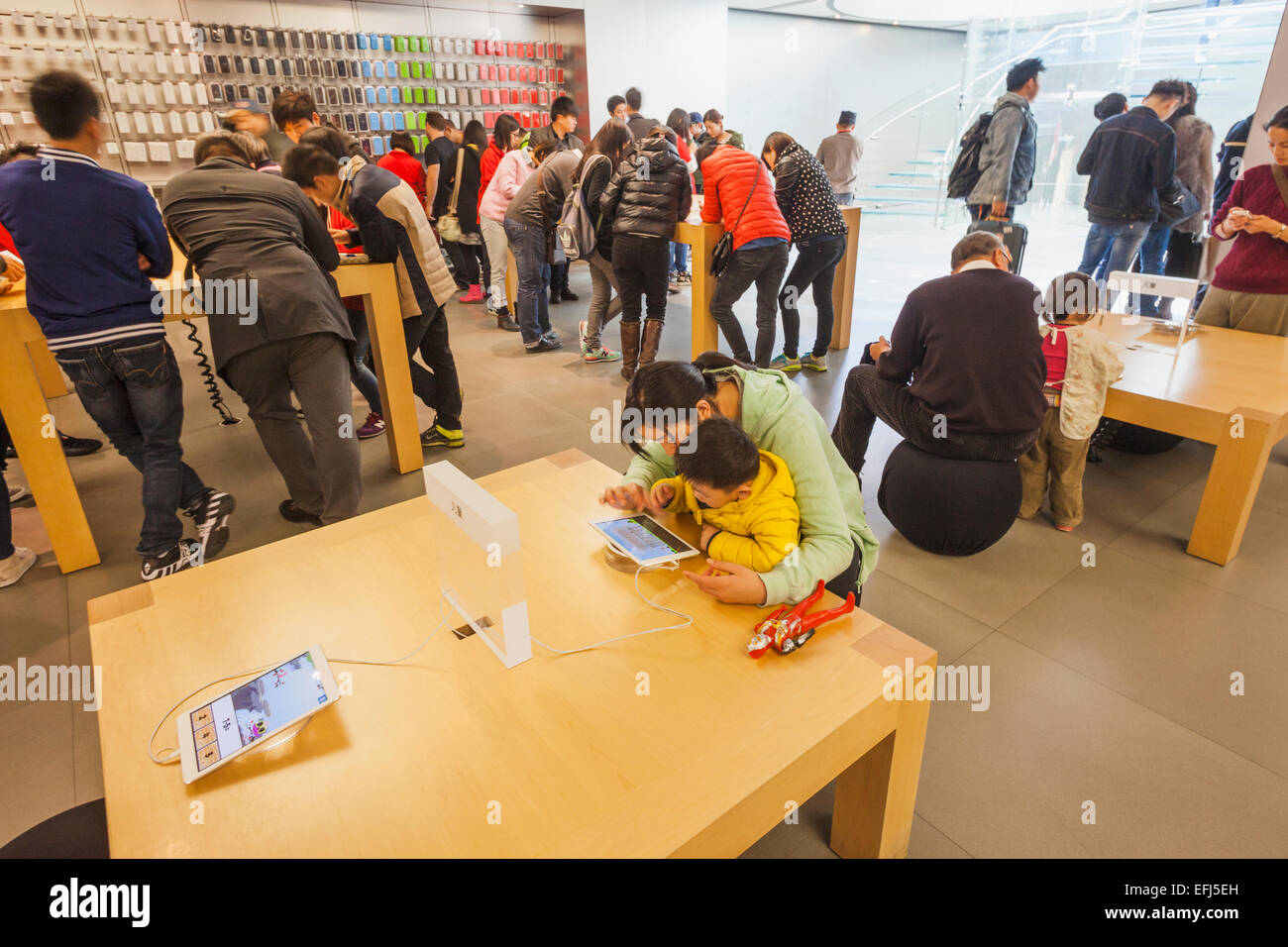 Children computer apple store hi-res stock photography and images - Alamy