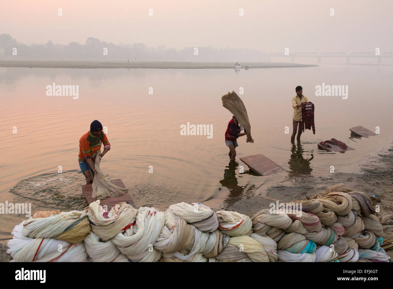Dhobis washing river india hi-res stock photography and images - Alamy