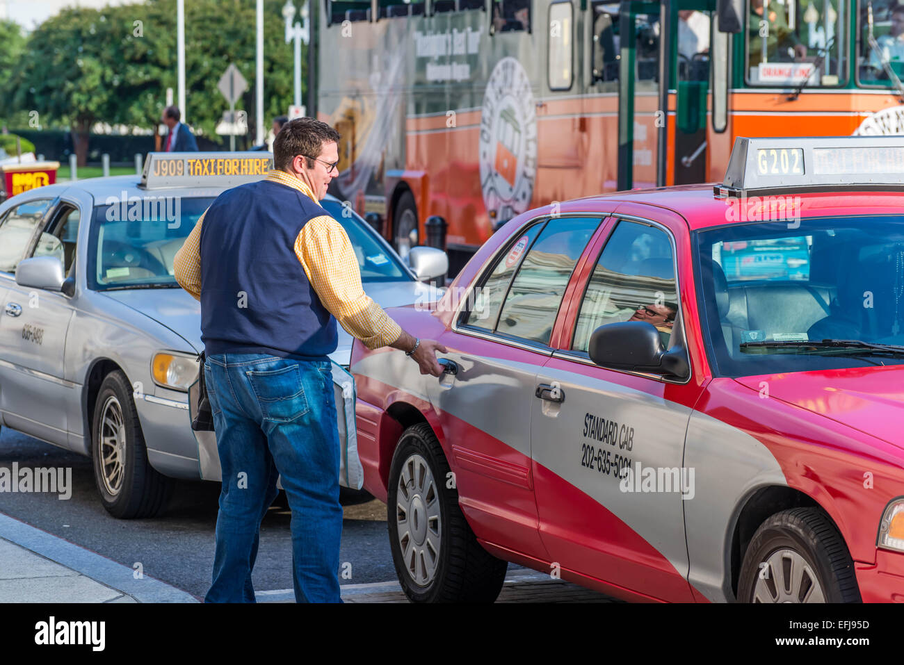 October 2, 2014: Washington, DC, people traveling through Union Station ...