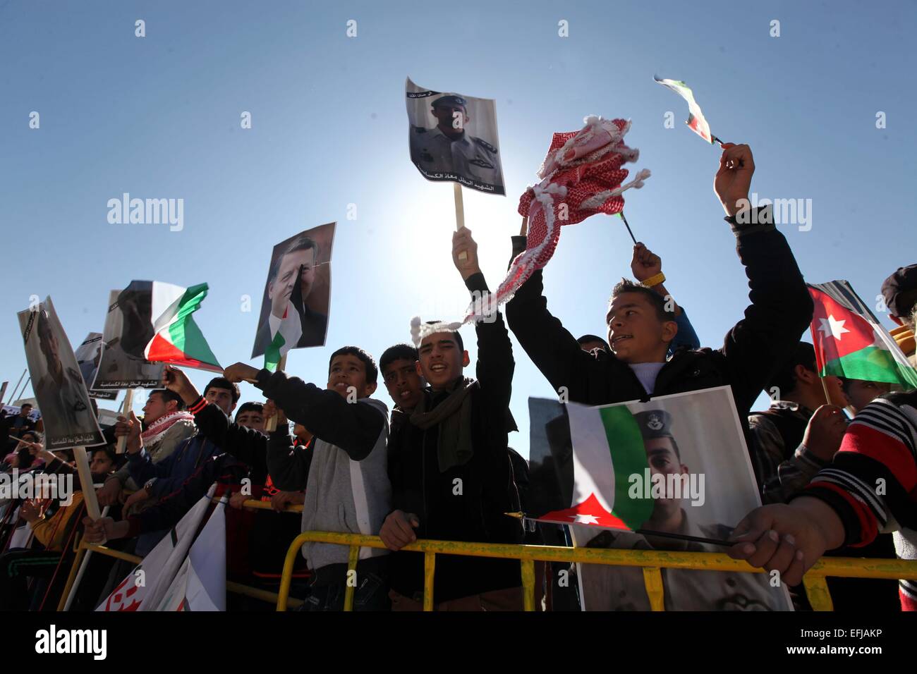 (150206) -- AMMAN, Feb. 6, 2015 (Xinhua) -- Jordanians hold pictures of ...