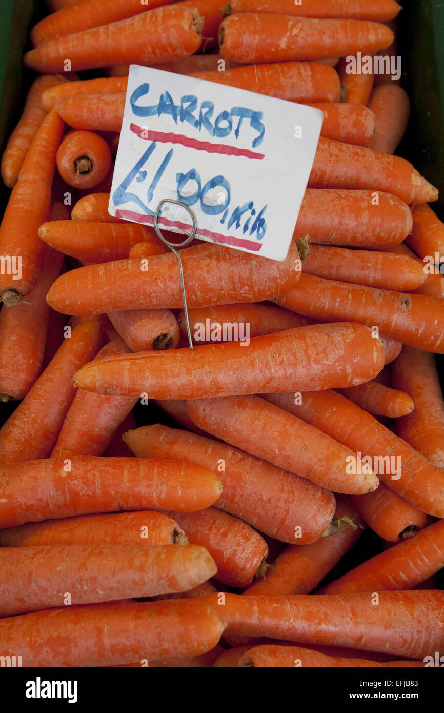 Fresh vegetables on market stall hi-res stock photography and images ...