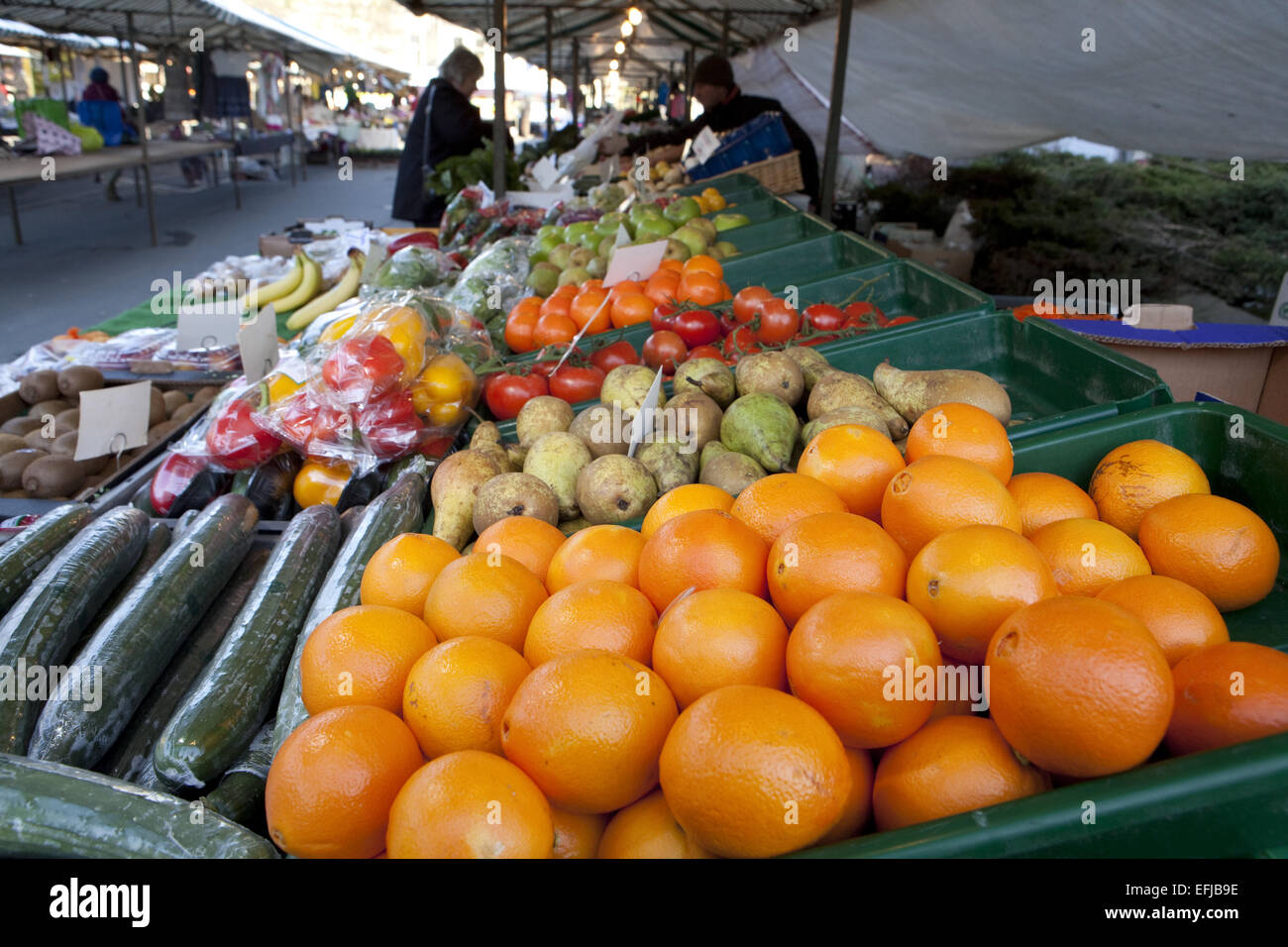 Fruit and vegetable market stall with oranges Stock Photo - Alamy