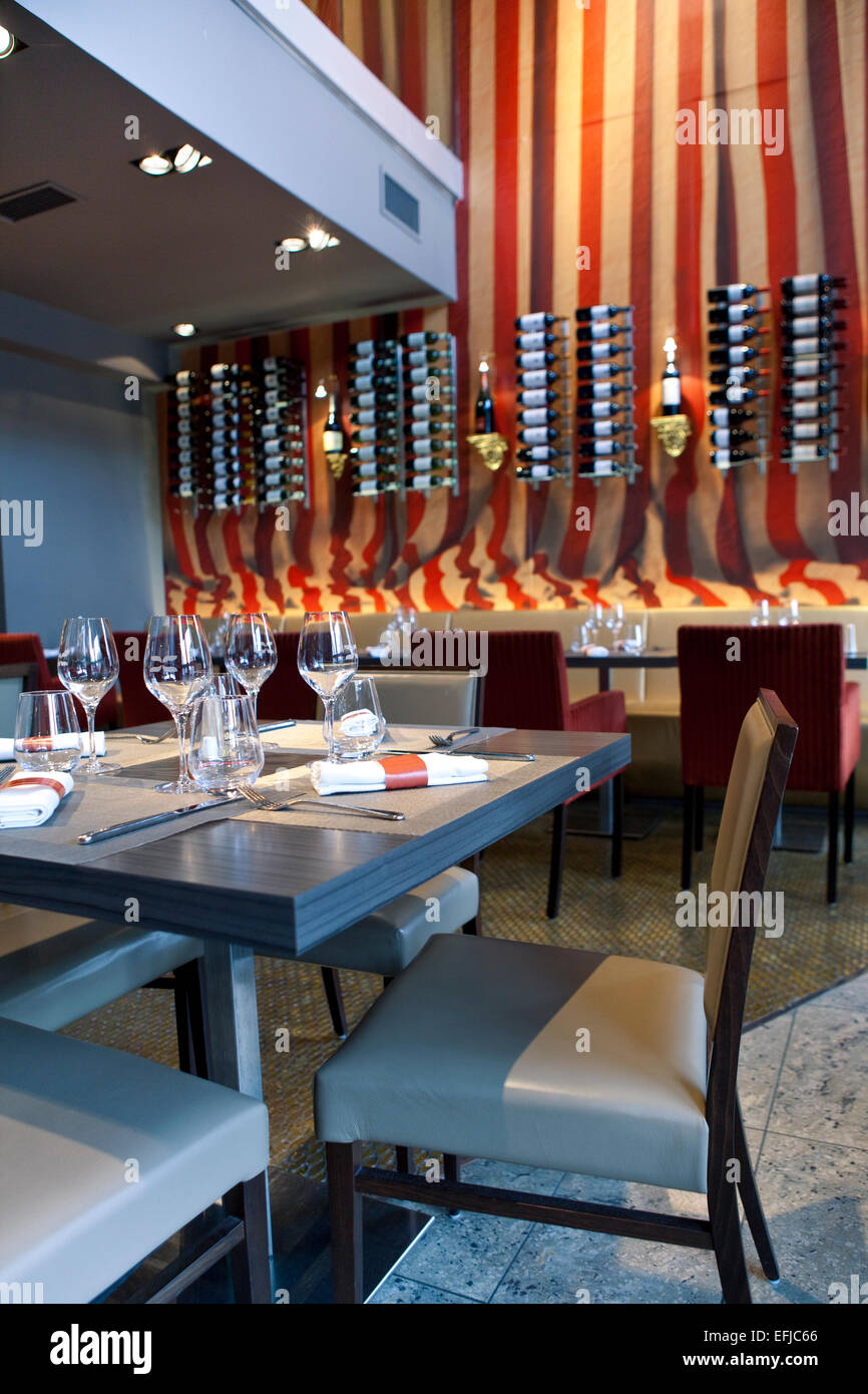 Stylish restaurant hi-res stock photography and images - Alamy