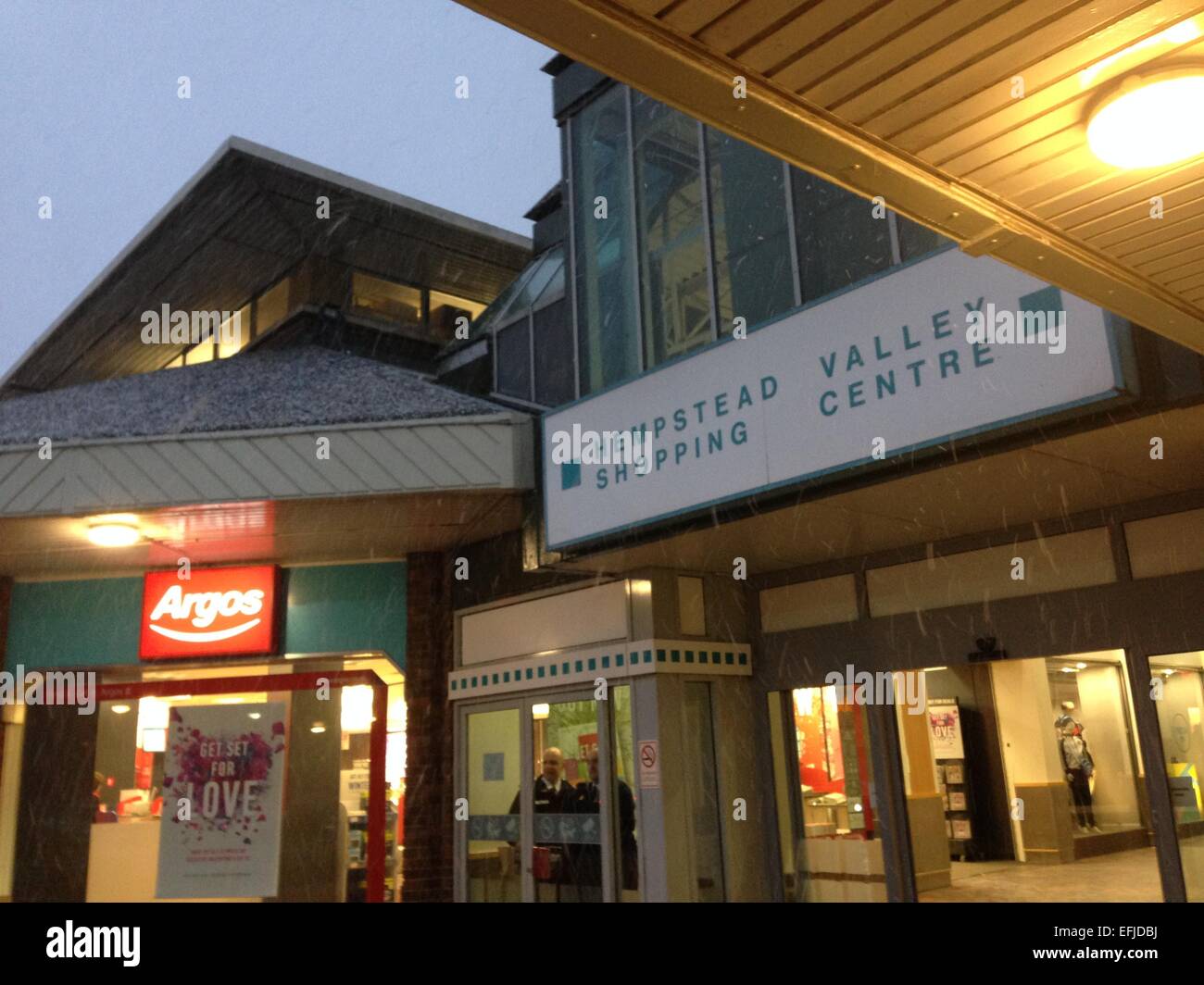 Hempstead Valley, Gillingham, Kent, UK. 5th February, 2015. Snow falls ...