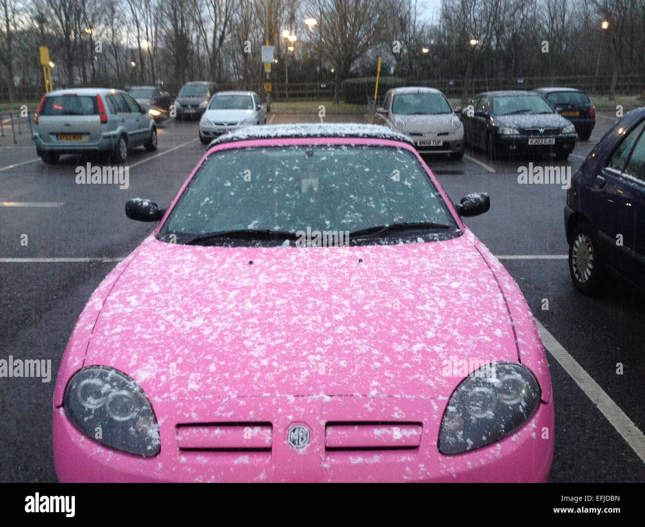 Hempstead Valley, Gillingham, Kent, UK. 5th February, 2015. Snow falls ...