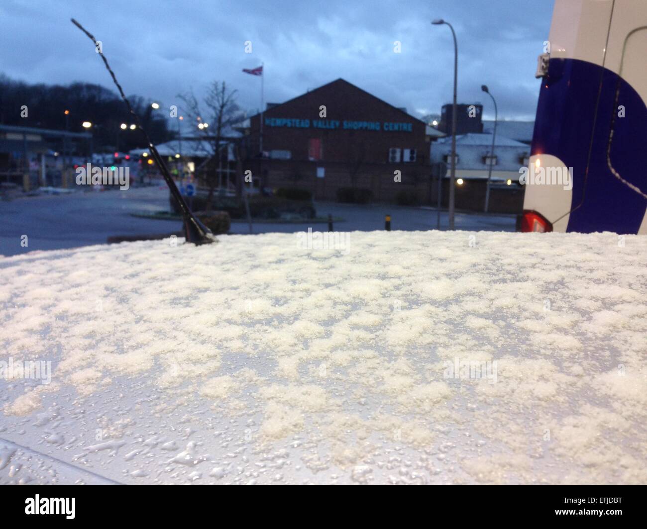 Hempstead Valley, Gillingham, Kent, UK. 5th February, 2015. Snow falls ...