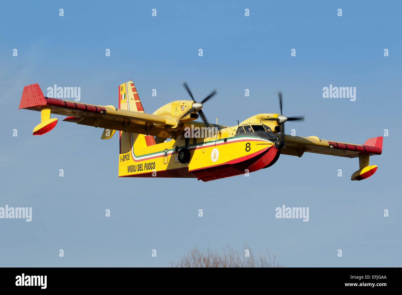 Cl 415 italian fire hunter flying hi-res stock photography and images ...