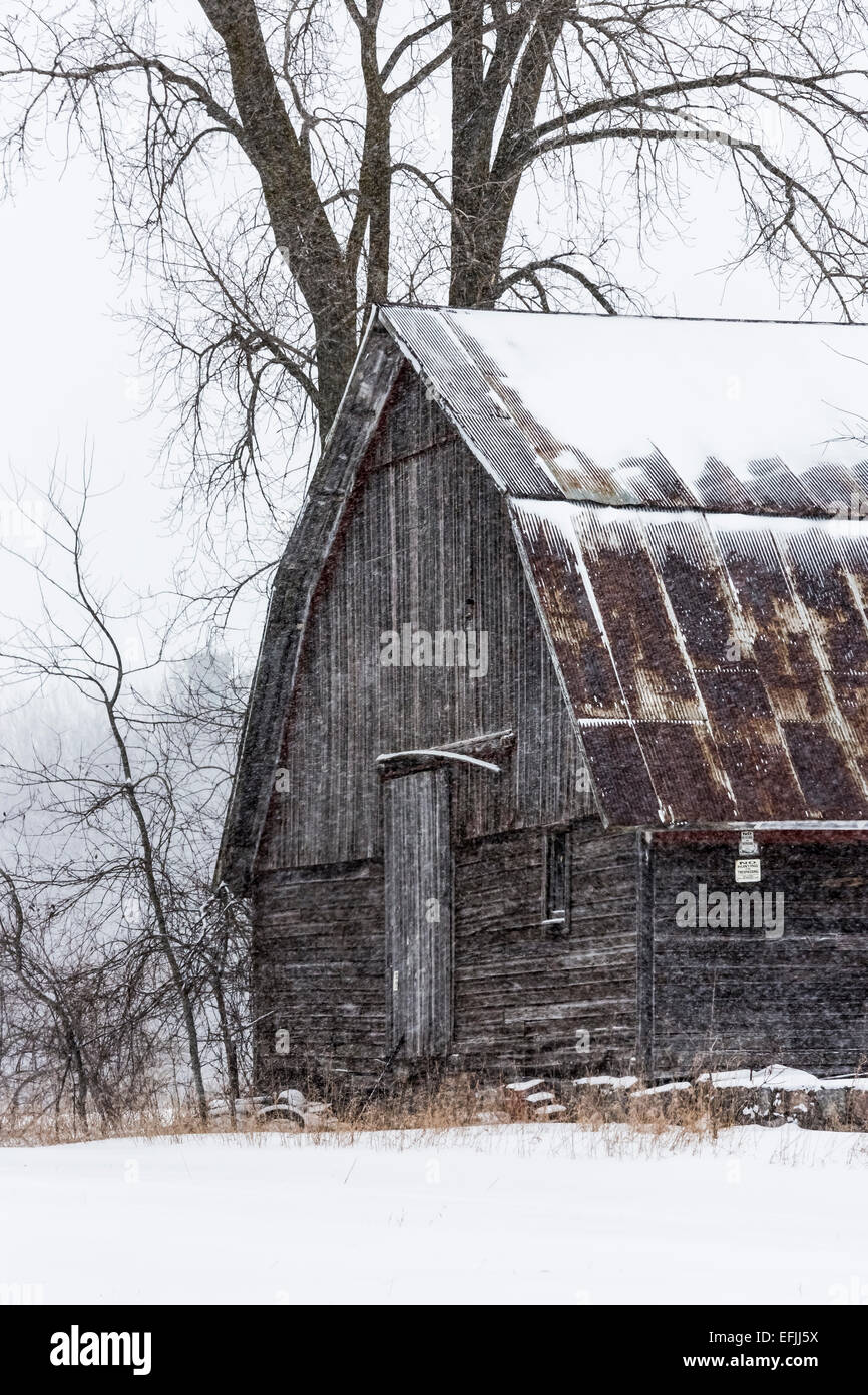 Michigan barn in the snow hi-res stock photography and images - Alamy