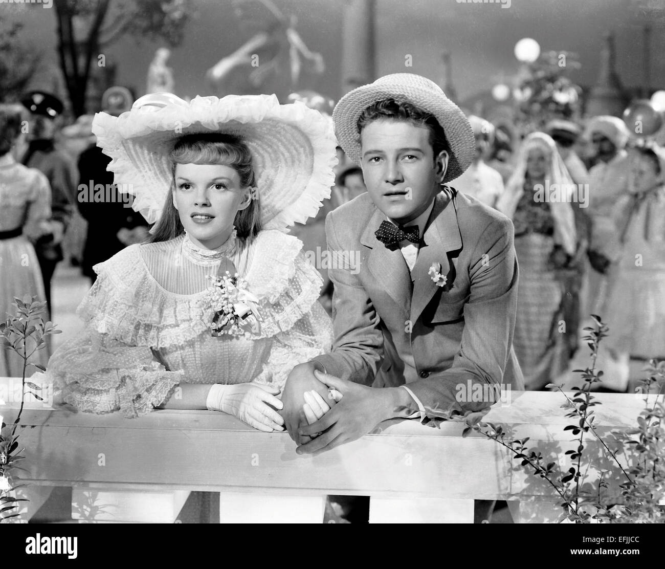 JUDY GARLAND, TOM DRAKE, MEET ME IN ST. LOUIS, 1944 Stock Photo - Alamy