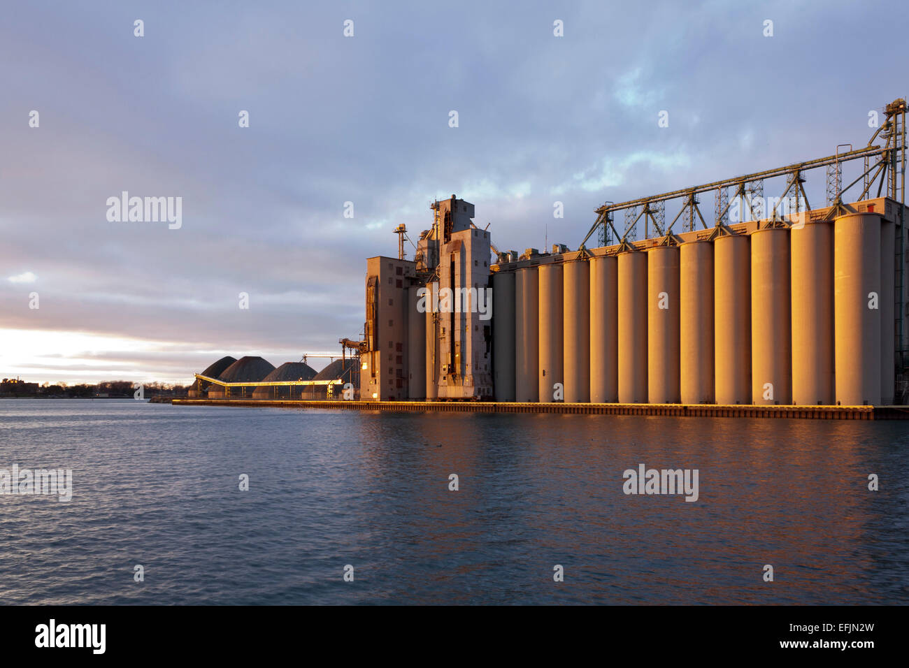 Silos shipping hi-res stock photography and images - Alamy