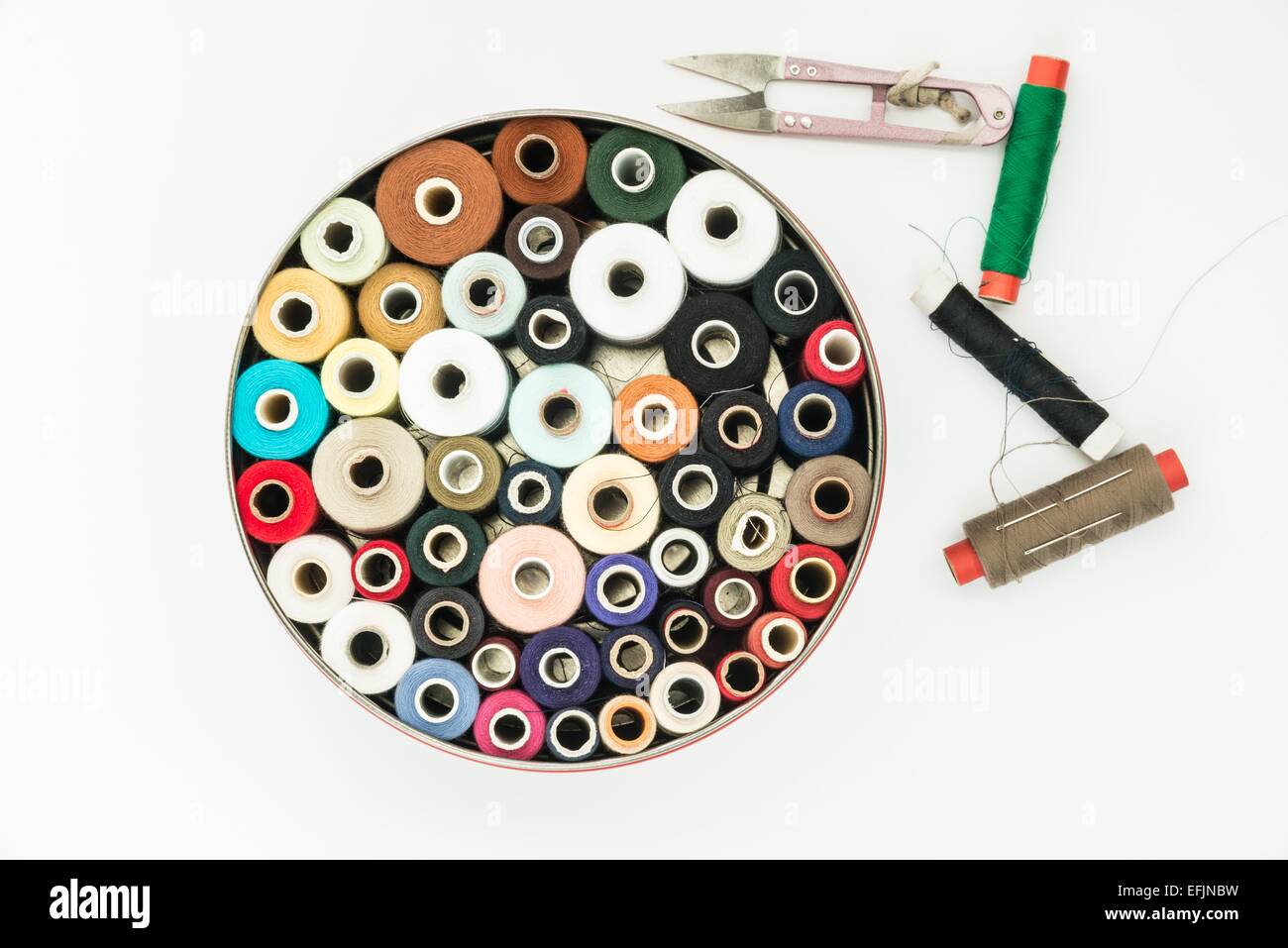 Reels of thread and scissors Stock Photo - Alamy