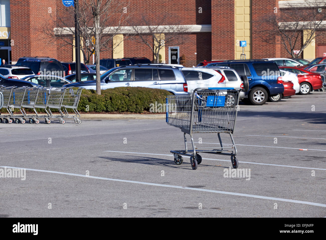Walmart shopping cart hi-res stock photography and images - Alamy
