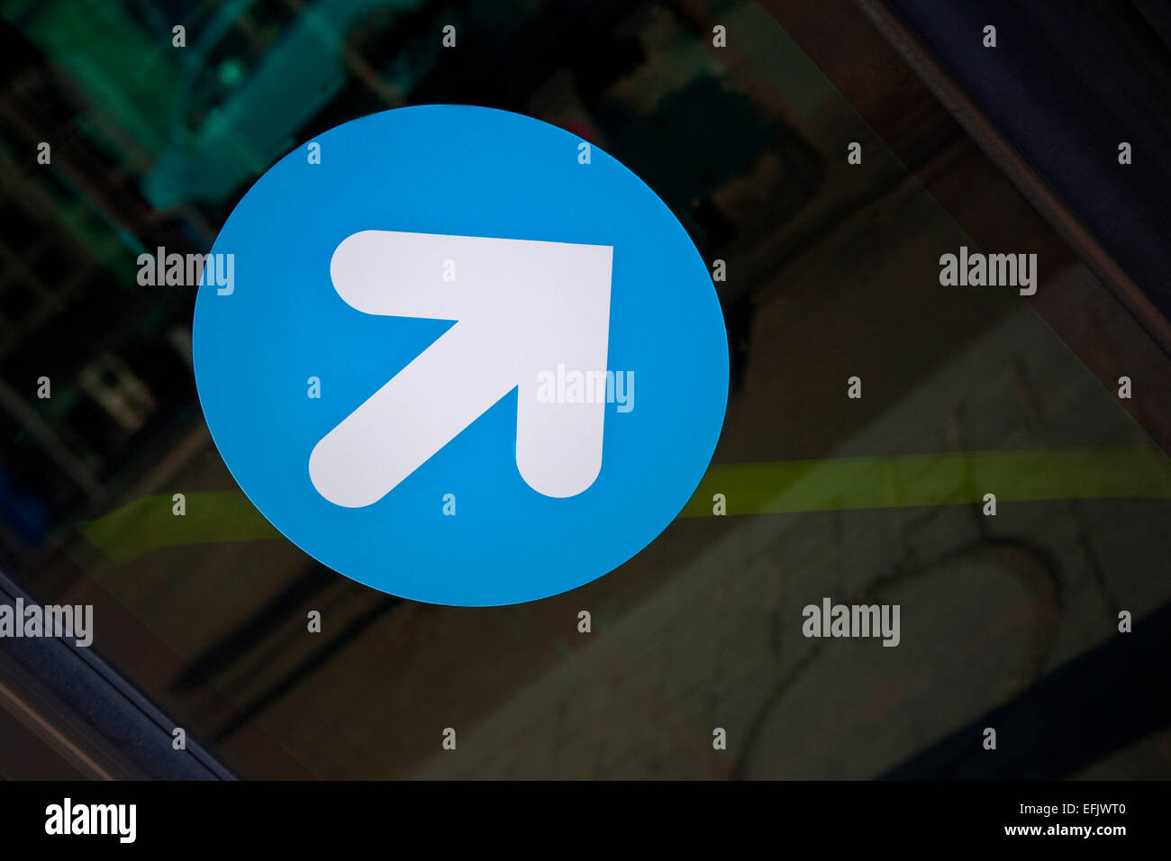 Symbol arrow round blue hi-res stock photography and images - Alamy