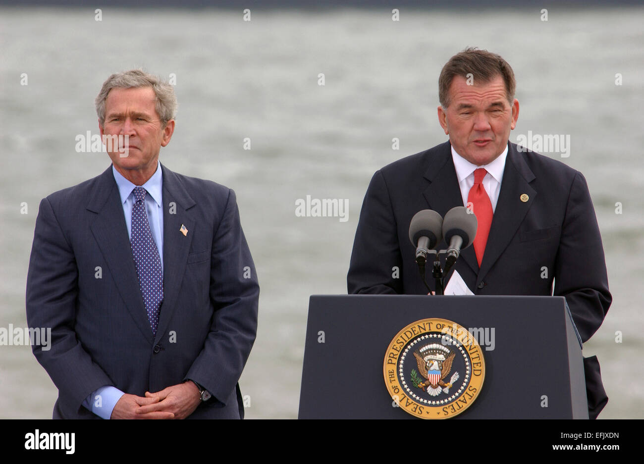 US Homeland Security Secretary Tom Ridge introduces President George W ...