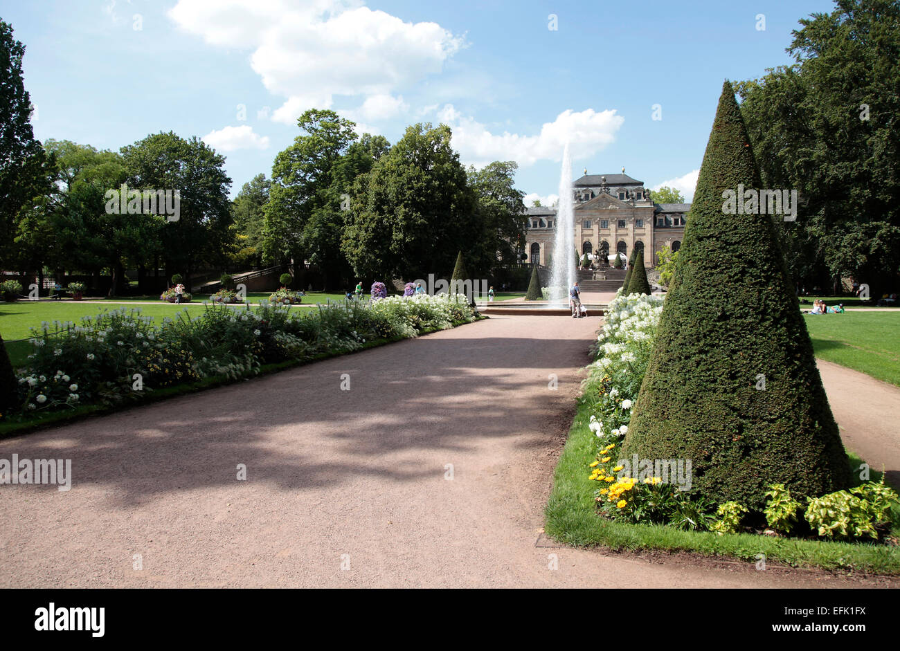To the baroque city castle belongs to the castle garden. It consists of ...