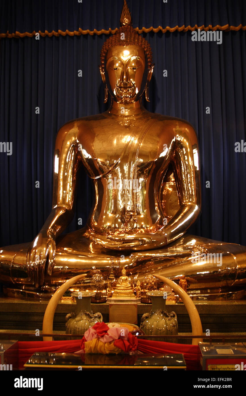 Golden Buddha Statue in Wat Traimit, Bangkok,Thailand Stock Photo - Alamy
