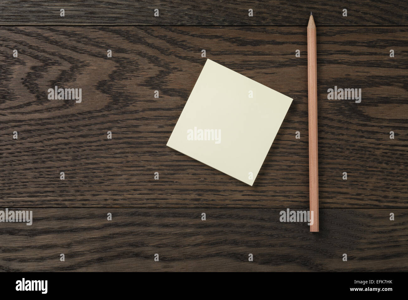 sticky note reminder on oak wood table with pencil Stock Photo - Alamy
