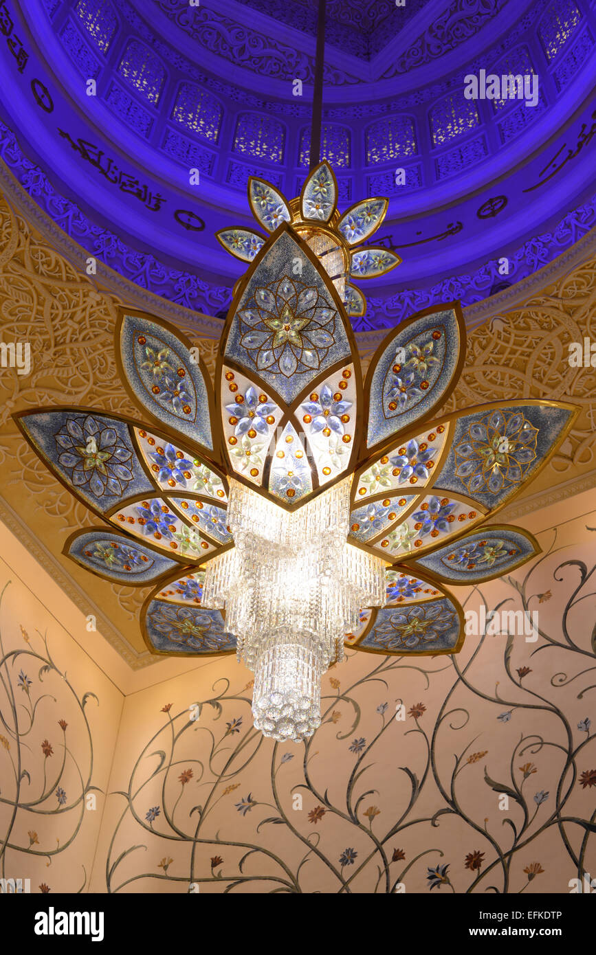 Large chandelier hanging inside the Sheikh Zayed Grand Mosque n Abu ...