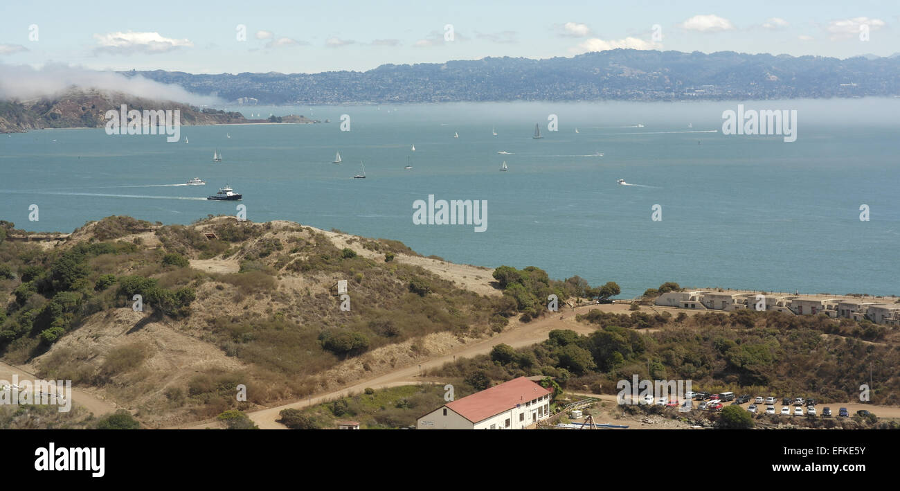 Blue sky view, Vista Point north of Golden Gate Bridge, across Fort ...