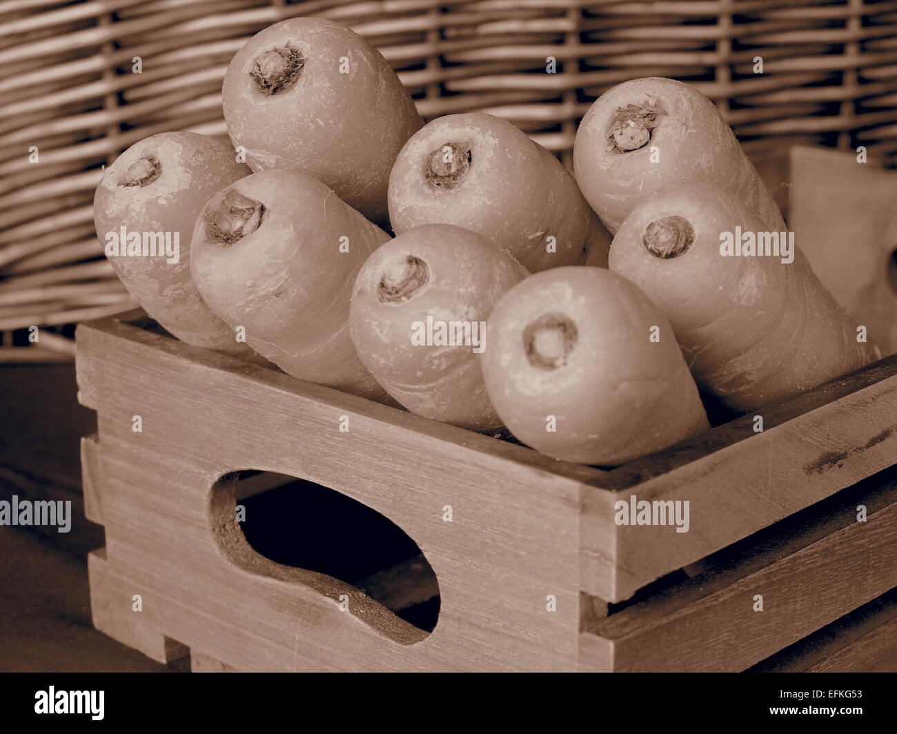 Carrots in a box hi-res stock photography and images - Alamy